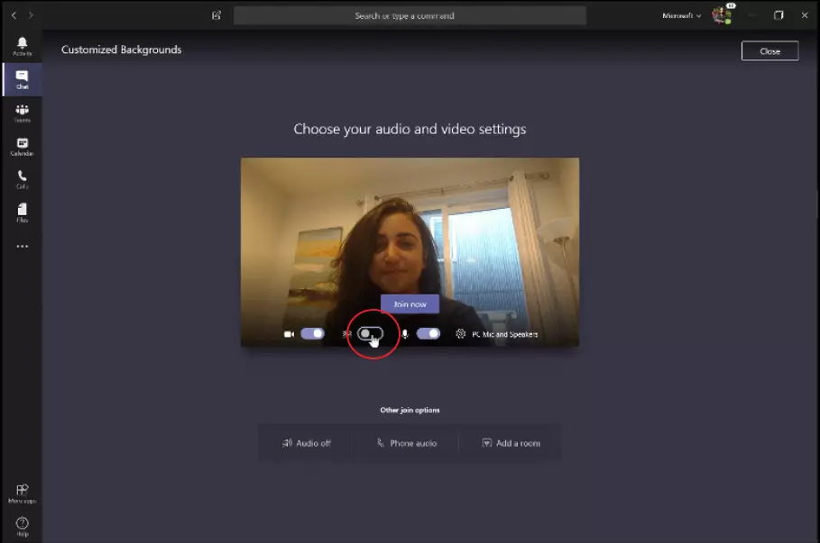 Microsoft Teams verfügt über eine äußerst nützliche Funktion, mit der Sie verwischen können, was in einer Videokonferenz hinter Ihnen angezeigt wird. Dies macht es für Menschen möglich, die von zu Hause aus arbeiten, insbesondere für diejenigen, die sich den Raum mit anderen Familienmitgliedern teilen oder in ihrer Komfortzone chatten möchten. Lassen Sie uns in diesem Artikel einen kurzen Blick darauf werfen, wie Sie den Hintergrund in Microsoft Teams verwischen können. So können Sie den Hintergrund in Microsoft Teams verwischen Wie bereits erwähnt, können Benutzer mit der Funktion zum Verwischen des Hintergrunds peinliche Ablenkungen entfernen und andere dazu bringen, sich auf eine Person zu konzentrieren und nicht auf das, was sich dahinter befindet. Sie können es entweder vor Beginn des Meetings oder direkt zwischen dem laufenden Gespräch aktivieren. Verwischen Sie Ihren Hintergrund, bevor ein Meeting beginnt 1] Öffnen Sie Microsoft Teams und wählen Sie ein geplantes Meeting aus, dem Sie beitreten möchten. Beachten Sie, dass diese Option nur für geplante Meetings funktioniert. 2] Klicken Sie auf der folgenden Seite auf Beitreten. Sie sehen jetzt die Videoeinstellungen auf Ihrem Bildschirm. 3] Aktivieren Sie den violetten Schieberegler neben dem Videosymbol, um die Hintergrundunschärfefunktion einzuschalten. Der Effekt spiegelt sich auf dem Vorschaubildschirm wider. Sie können dann auf Jetzt teilnehmen drücken, um das Meeting zu starten. Verwischen Sie Ihren Hintergrund während eines Meetings 1] Klicken Sie während eines Meetings auf