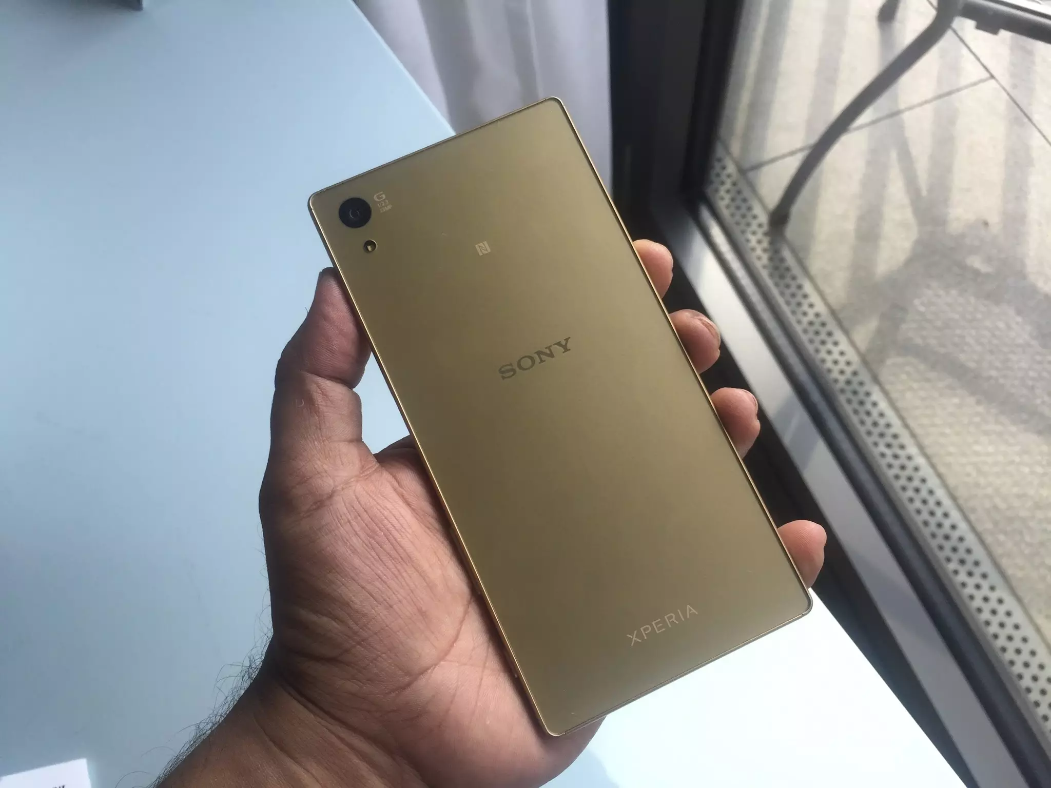 Xperia Z5 ఫ్రాస్టెడ్ గ్లాస్ వెనుక